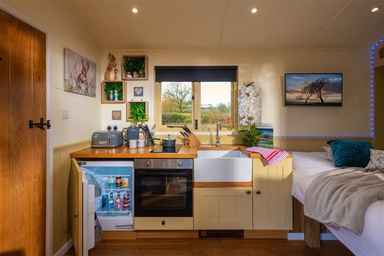 Hillside View Shepherd’s Hut in Worcester, Malvern Hills - cottage ...