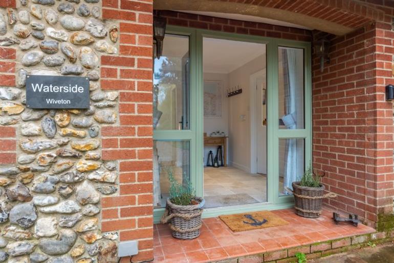 Waterside in Wiveton near Holt, Norfolk - cottage holidays Norfolk