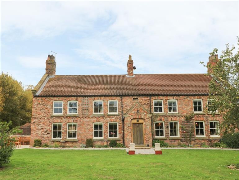 Copmanthorpe Hall in Copmanthorpe (952878) with hot tub - sleeps 12 people