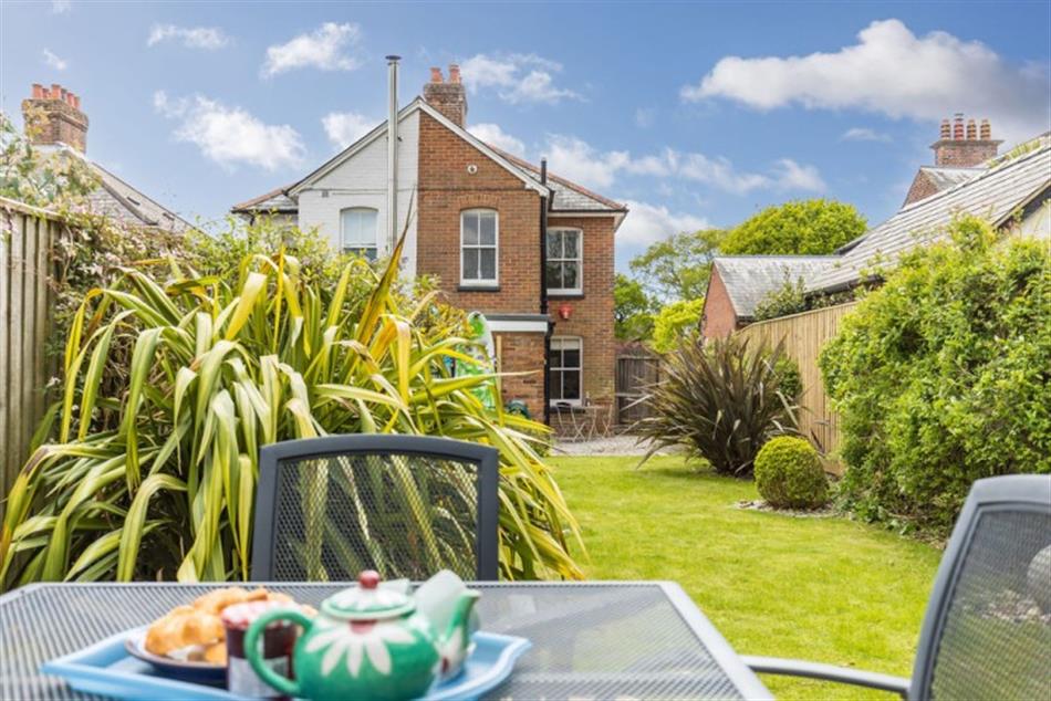 Pebble Cottage (Ref : 3492) in Lymington Pet Friendly - cottage weekend ...