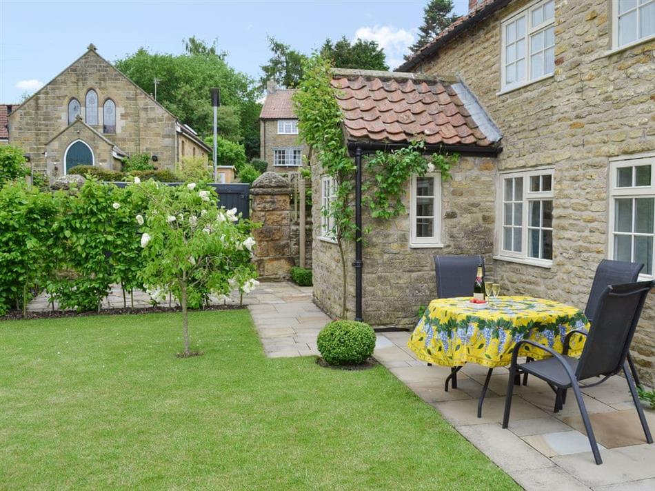 Sunny Cottage (Ref : UKC3393) in Welburn, near York Pet Friendly ...