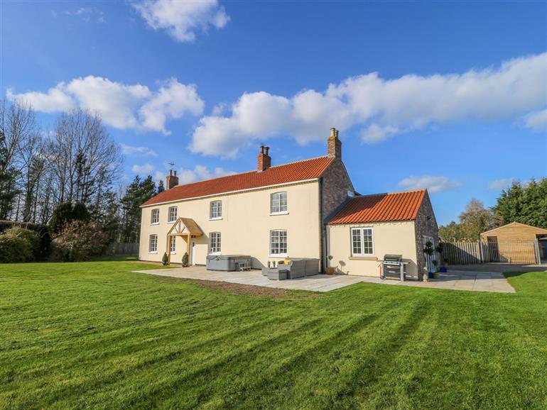 Tuft House in Hovingham (960851) with hot tub - sleeps 18 people