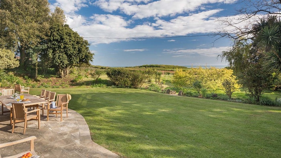 Mottistone Manor Farmhouse in Newport, Isle Of Wight Pet Friendly ...