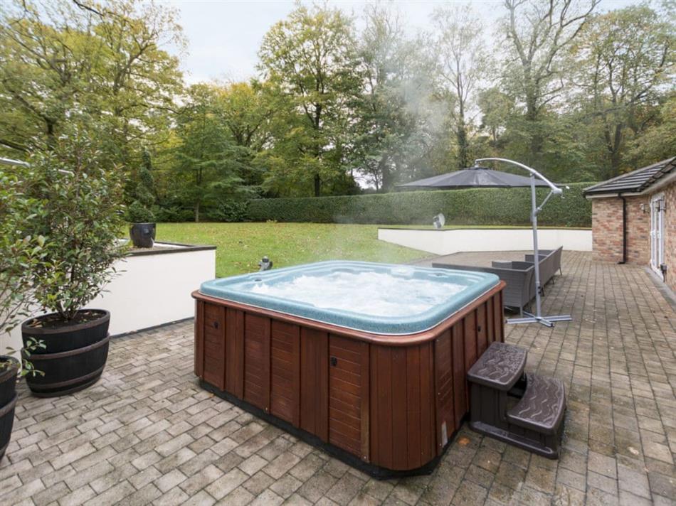 The Lodge (Ref : UKC2524) in North Duffield, near York with hot tub ...