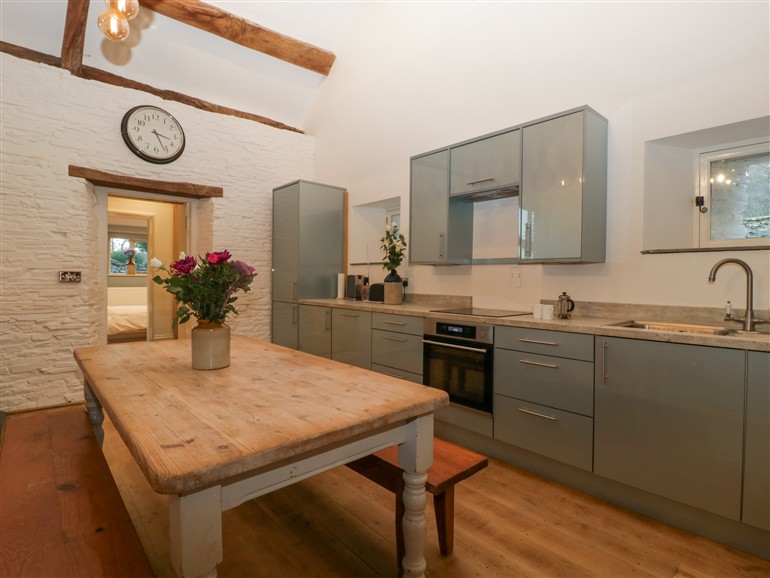 White Haywood Barn in Craswall (1161980) with hot tub - sleeps 10 people