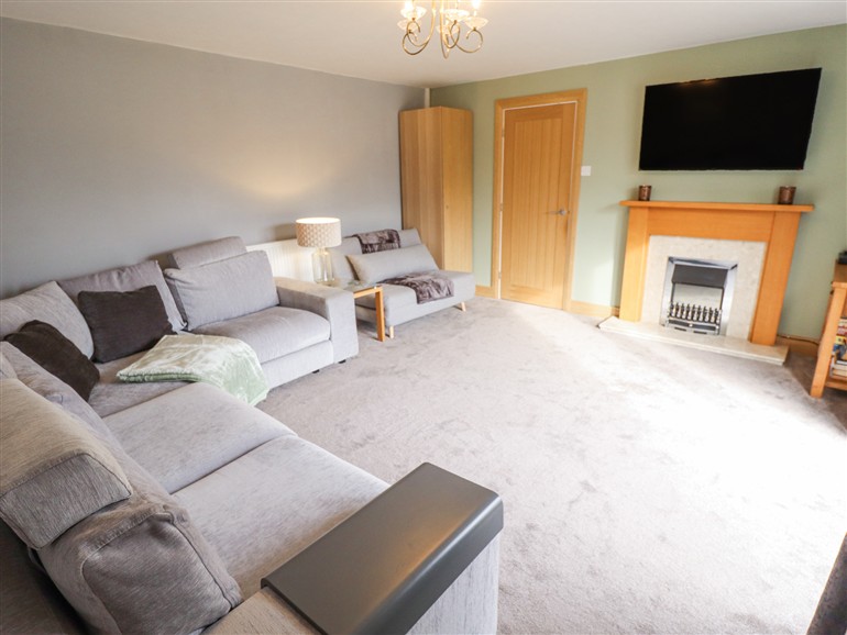 Beech Cottage in Goxhill near Barrow-Upon-Humber (1168628) with hot tub - sleeps 2 people