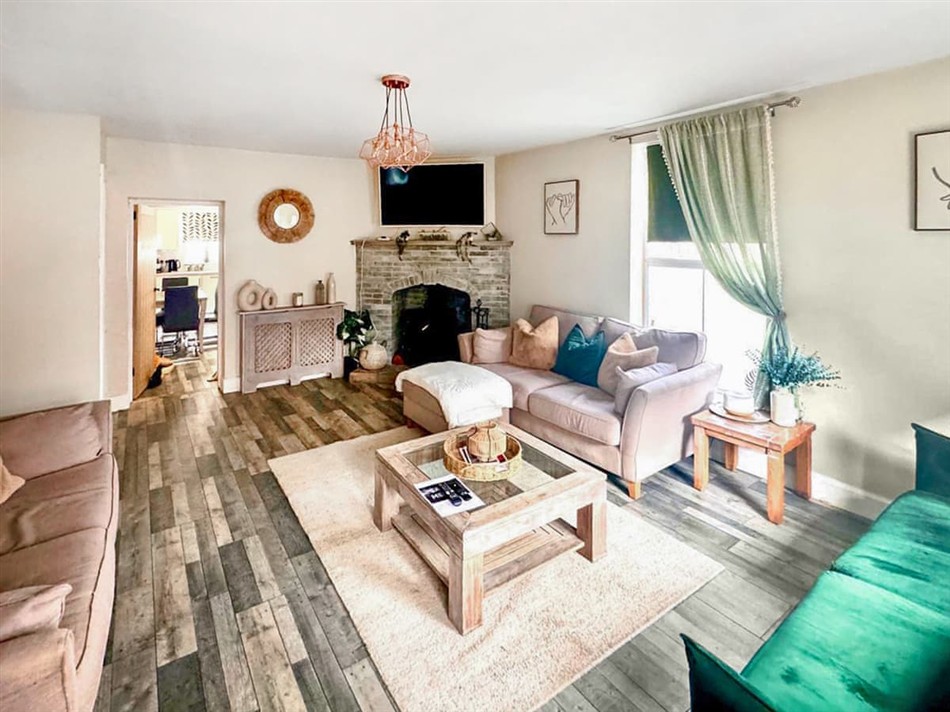 Ivy Lodge (Ref : UK50952) in Birchington Pet Friendly with hot tub - cottage weekend and short ...