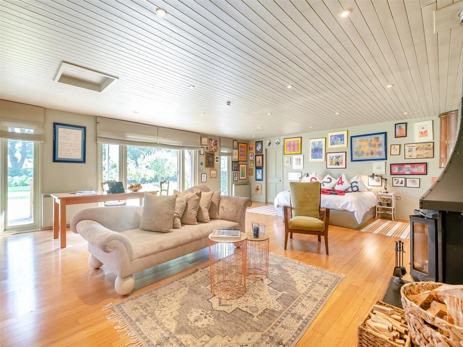 Lymington Lodge (Ref : UKC4245) in Lymington - cottage weekend and ...