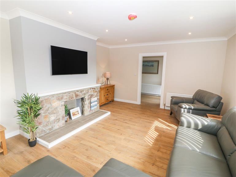 Little Mead in Trearddur Bay (1045074) - sleeps 6 people