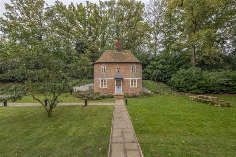 Tea Caddy Cottage in Higham, Suffolk - cottage holidays Suffolk