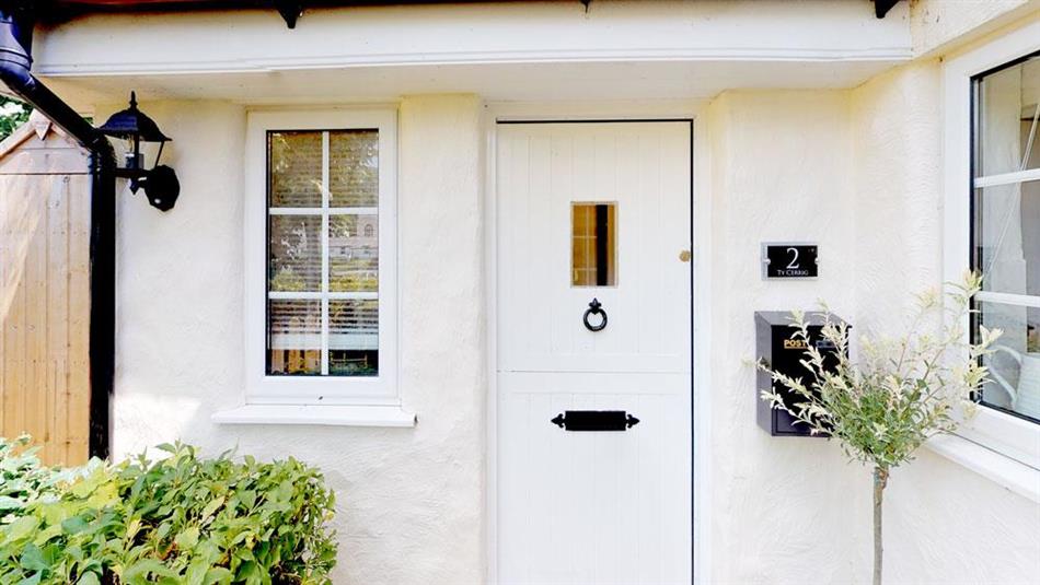 No 2 Ty Cerrig in Llandudno Junction - cottage holidays Llandudno Junction